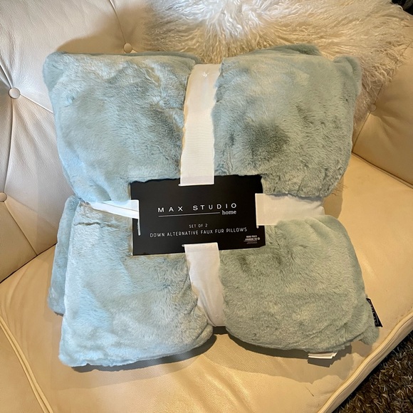 Max Studio | Accents | Nwtgorgeous Plush Super Soft Set Of 2 Down ...